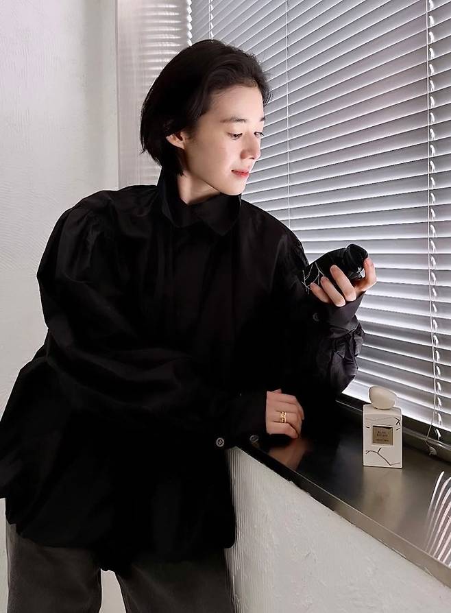 정은채 숏컷과 블랙이 가장 예쁜 여배우 아르마니와 함께한 럭셔리 블랙룩 패션엔
