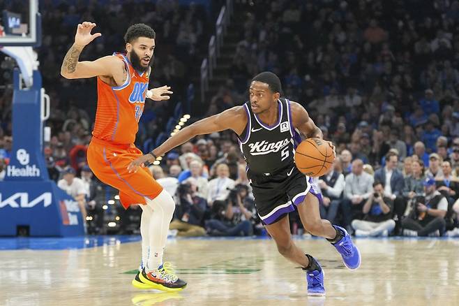 Nba 이틀 연속 대형 트레이드 ‘디애런 팍스 웸반야마와 뭉친다