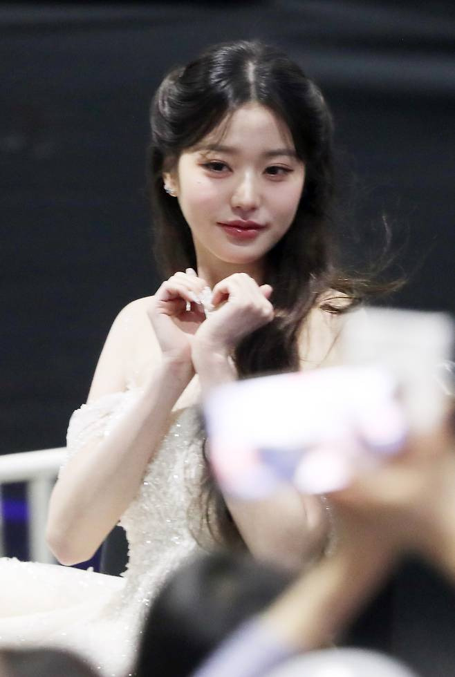 ‘천년에 한 번 나올 미모 후광까지 비치는 여가수 여신급 드레스룩 스타와 라이프