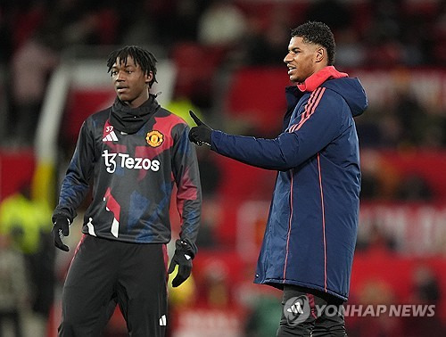 맨유 20년 근속 이렇게 잘리나애스턴 빌라 6개월 임대→난 축구가 하고 싶다 오피셜