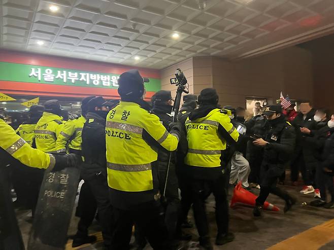 ‘서부지법 난입 녹색 점퍼남 등 2명 구속 법원 도망 염려”