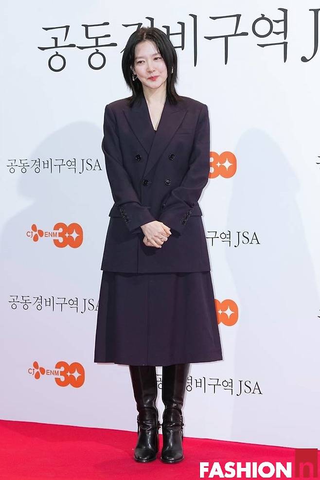 이영애 품격있는 외출 우아함이 깃든 클래식한 스커트 슈트룩 패션엔