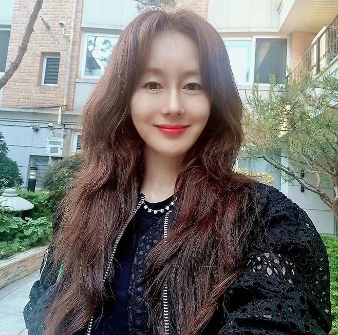 김지수 50대 봄여름 컬러룩 너무나 자연스런 반묶음 동안미모 셔츠룩 대본은 내운명