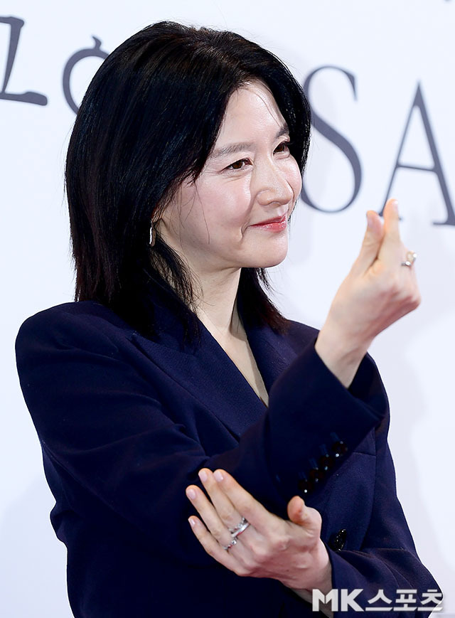 이영애 용산이 들썩 백옥피부 눈부신 뱀파이어 동안 미모 올드머니룩 대본은 내운명