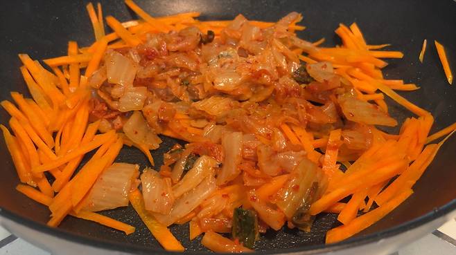 김치볶음밥 이것 넣고 볶으세요 가족 모두가 맛있다고 칭찬하는 김치볶음밥 레시피 꿀하우스