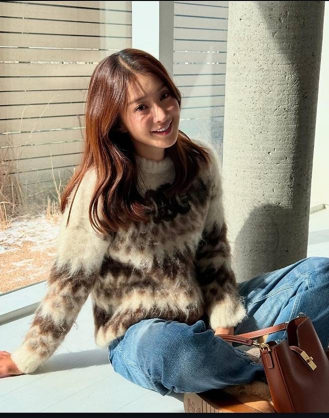 이시영 보송한 셀린느 니트로 완성한 겨울 감성 스타일리시한 데님 매치 세련된 윈터룩 뷰티는 내운명