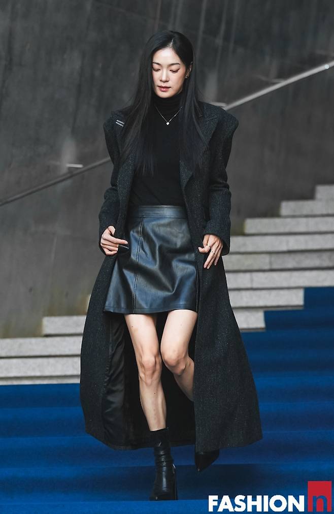 옥자연 서울대 출신의 시크 블랙미 깔끔한 톤온톤 얼죽코 나들이룩 패션엔