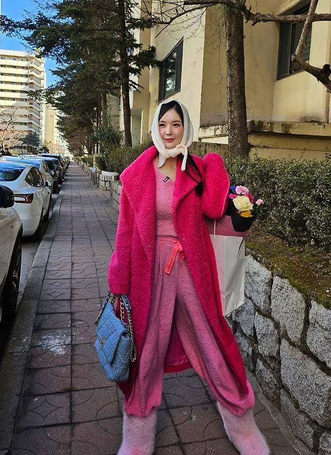 장영란 스카프 쓰니 인형 지디 따라하기 대성공 45세 나이 잊은 초동안 핑크룩 패션엔