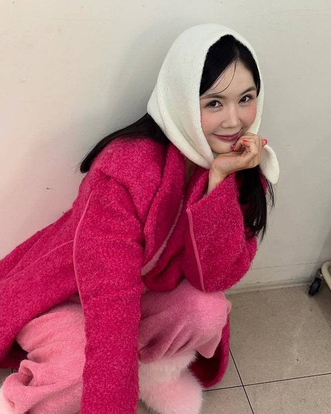 장영란 스카프 쓰니 인형 지디 따라하기 대성공 45세 나이 잊은 초동안 핑크룩 패션엔