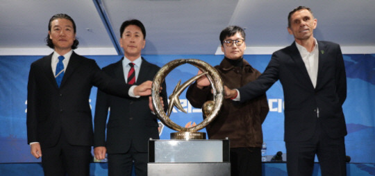 ‘트로피 만지면 우승 못한다전북 포옛 감독 트로피 앞에서 머뭇