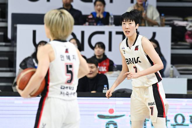 ‘박혜진 복귀→빅4 완성 Bnk ‘5연승 우리은행 꺾고 공동 1위 Is 아산