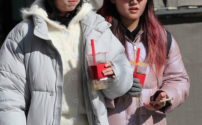 더 한장 강추위에도 ‘얼죽아라니