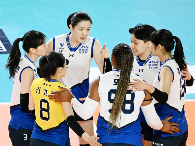 ‘멀어지는 1위, 가까워지는 3위’…갈 길 바쁜 ‘2위’ 현대건설, 위파위 쓰러졌다 → 정관장전 3-1 패