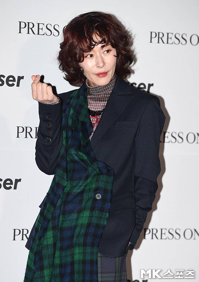 50대 초반이면 아이 5명은 낳고 살 줄 알았다는 싱글 여배우 체크 머플러룩 대본은 내운명