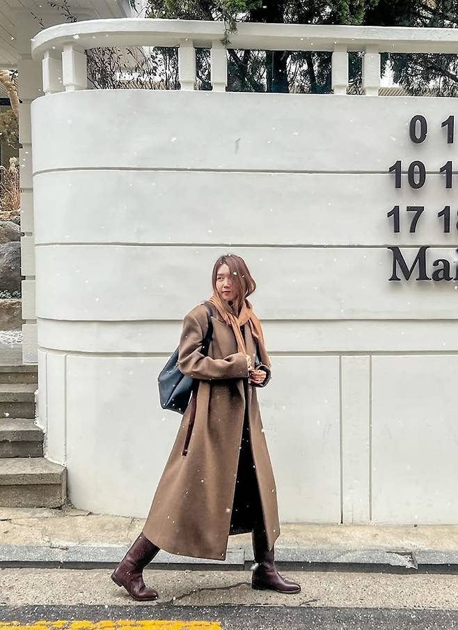 채정안 172cm 얼죽코의 진수 머리부터 발끝까지 톤온톤 깔맞춤 얼죽코룩 패션엔