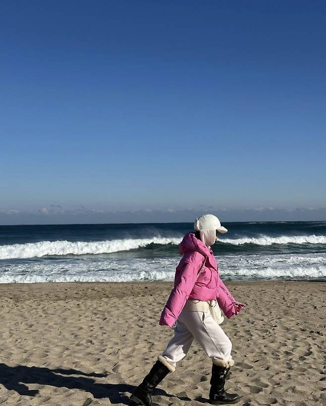 장서희 속초 파도에 맞선 핫핑크 패딩 모래밭 질주 러블리 부츠룩 대본은 내운명