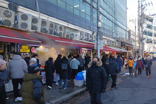 포항 겨울철 특산품 구룡포 과메기·대게 대박행진 이어가