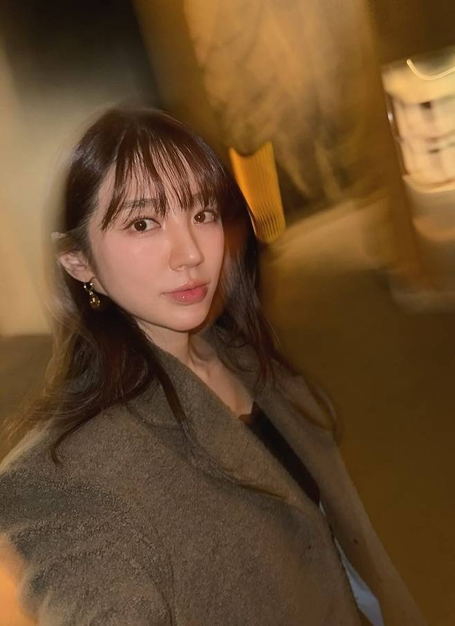 윤은혜 올 겨울 최강 얼죽코 핏 샷 흔들려도 갬성 충만 롱 코트 얼죽코룩 패션엔
