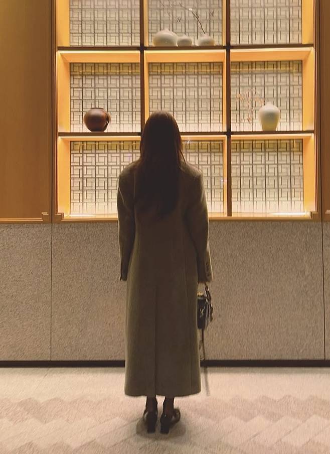 윤은혜 올 겨울 최강 얼죽코 핏 샷 흔들려도 갬성 충만 롱 코트 얼죽코룩 패션엔