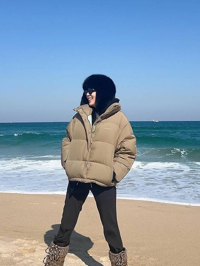 손담비 겨울바다 태교 여행 숏패딩에 바라클라바 D라인 감춘 바닷가 산책룩 패션엔