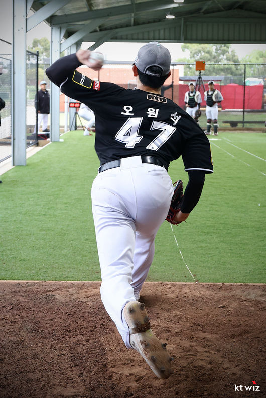 이래서 155km 1차지명 우완 내줬나…“와 볼 죽이네 힘이” 강철매직 감탄 연발, 트레이드 성공신화 보인다