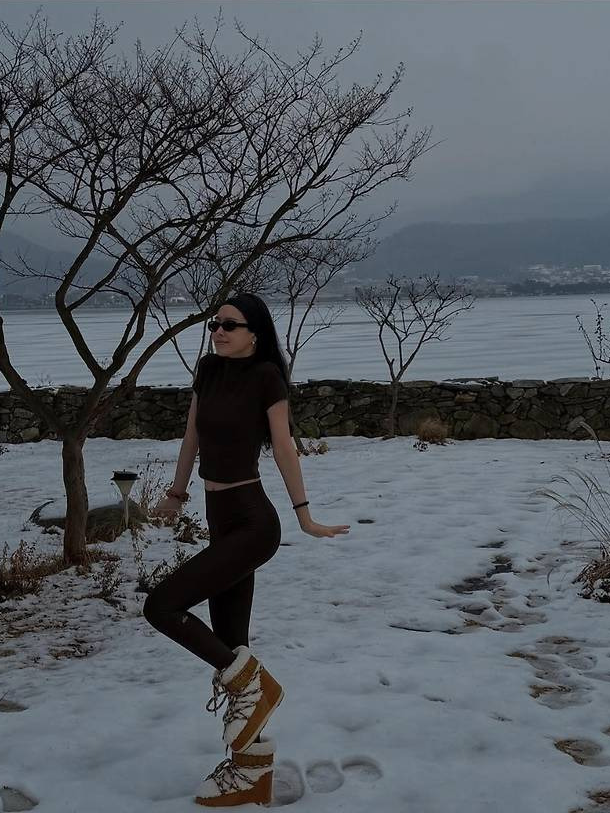 손나은 폭설에도 춥지 않은 듯 타이트한 크롭레깅스로 완성한 애슬레저룩 스타와 라이프