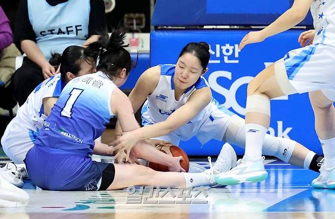 우리은행 15번째 정규리그 우승 보인다김단비이민지 맹활약→신한은행에 완승