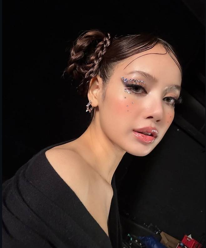 블랙핑크 리사 컴백한다고 너무 과감 금발에 뽀글머리 무한 변주 컷아웃 쇼츠룩 대본은 내운명