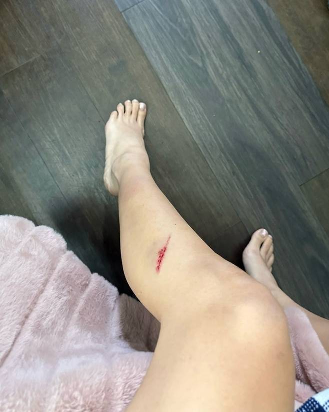 블랙핑크 리사 컴백한다고 너무 과감 금발에 뽀글머리 무한 변주 컷아웃 쇼츠룩 대본은 내운명