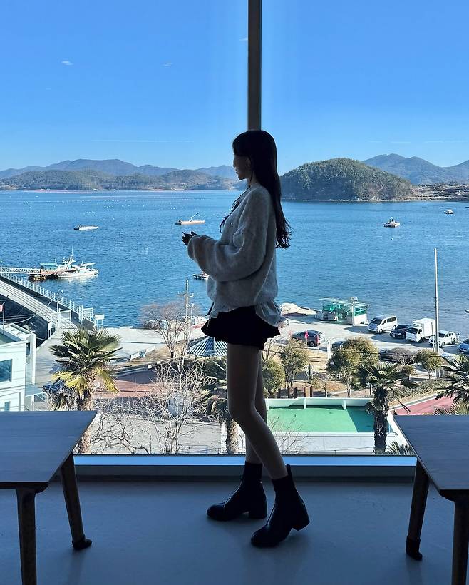 김민지 통영 바다를 배경으로 루즈한 니트미니스커트 감성적인 겨울 룩 연출 K스타패션