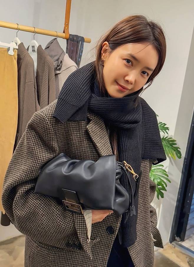 채정안 얼죽코 가고 재킷 왔다 스웨터 두른 재킷 100점 간절기 스타일 외출룩 패션엔