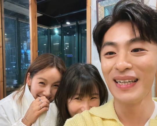한 여성과 결혼없이 12년째 공개♥열애중인 유명 배우반가운 소식 어썸클