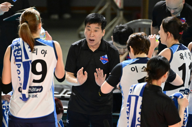 세르비아 배구천재 23점 폭격 정관장 2위 점프→고희진 함박웃음ibk 탈락 위기 우리카드 연패 탈출