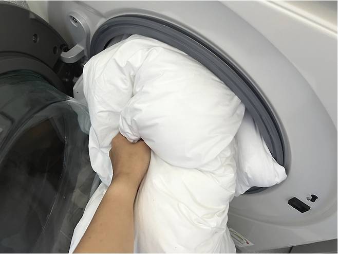 이제부터 이불빨래 할 때는 ㄹ 모양으로 접으세요 이유 알면 깜짝놀라요 오늘살림루틴