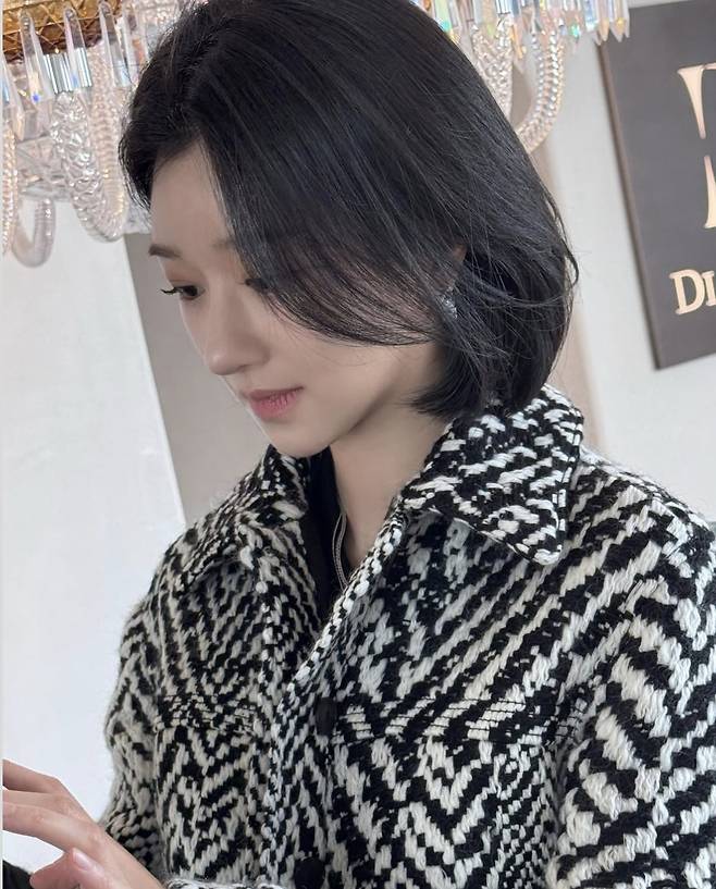 서예지 겨울 고급美 끝판왕 미모의 똑 단발 뽐낸 모노크롬 퍼 재킷룩 대본은 내운명