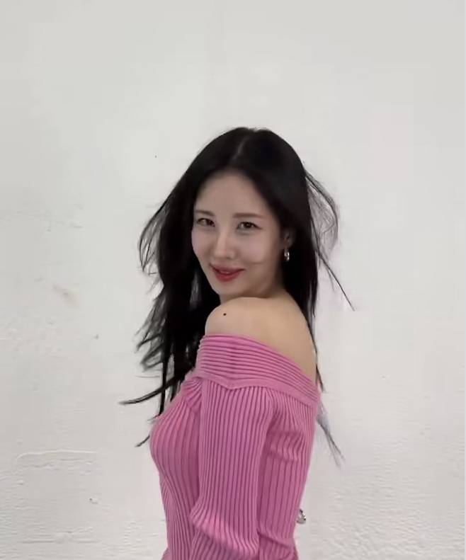 서현 너무 내린 오프숄더 핑크로 감싼 여신미모 딱붙핏 니트 원피스룩 대본은 내운명