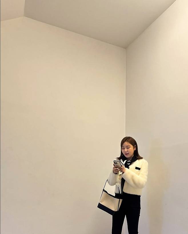송가인 우아한 겨울 여신 블랙앤화이트 세련美 끌어올린 단아한 클래식룩 대본은 내운명