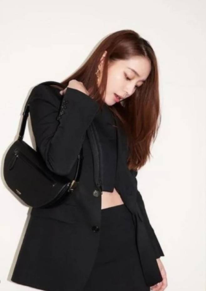 이민정 두아이 엄마 맞아 출산 1년 됐다곤 믿기지않는 40대 초동안 미니스커트룩 뷰티는 내운명