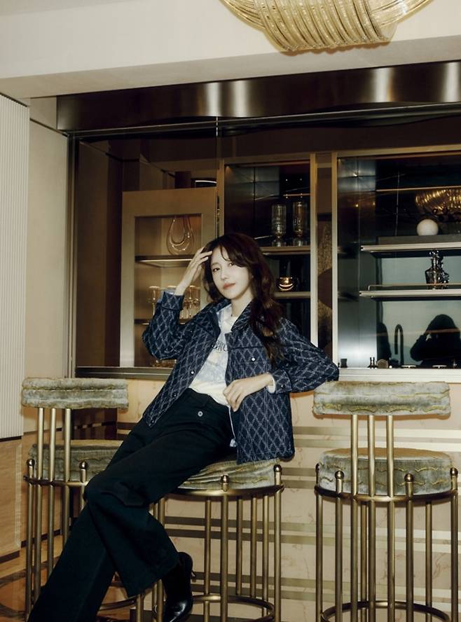 이지아 데님과 트위드의 절묘한 매치 일상에서 빛나는 믹스앤매치 봄 데일리룩 패션엔