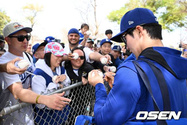 벌써부터 인기폭발, 김혜성 훈련 도중 10분간 미니 사인회…“올해 신인왕”, “사인 부탁합니다”
