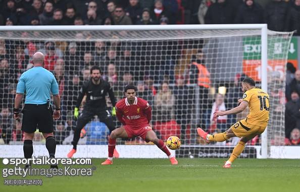 '23골 14도움' 살라, 'PL GOAT'의 길로! 6경기 연속골→울버햄튼에 2-1 승리…승점 60 고지 돌파