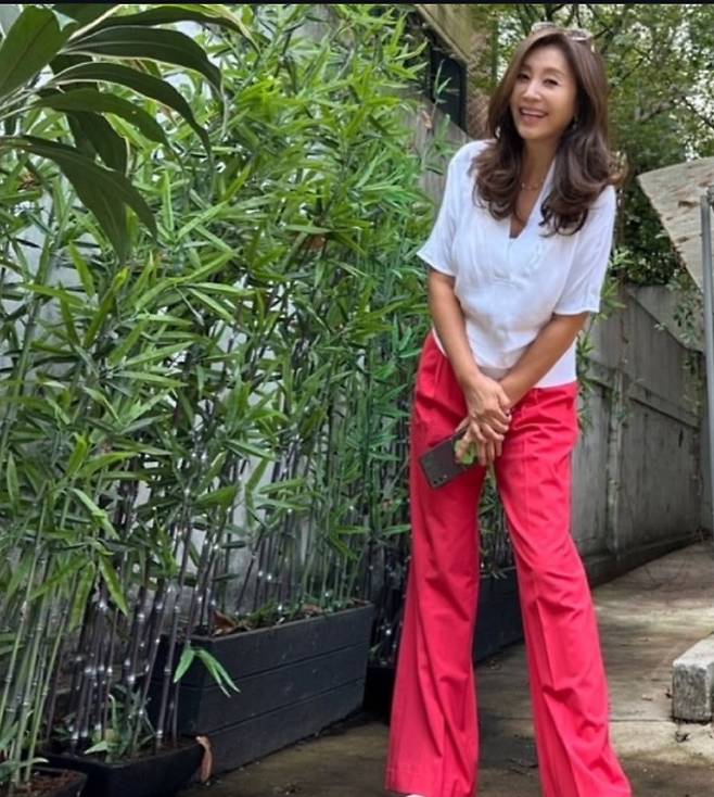 첫 통화에 시집올래요 직설적 고백으로 시작된 30년 인연 62세 여배우의 일상룩 스타와 패션