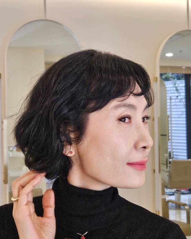 채시라 56살 맞아 숏단발로 변신하니 어려보이는 동안미모 스타픽