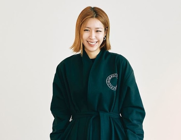 전국에 많은 부인 제쳐두고 진짜 부인에게 간식차 받은 남배우 투데이 셀럽패션