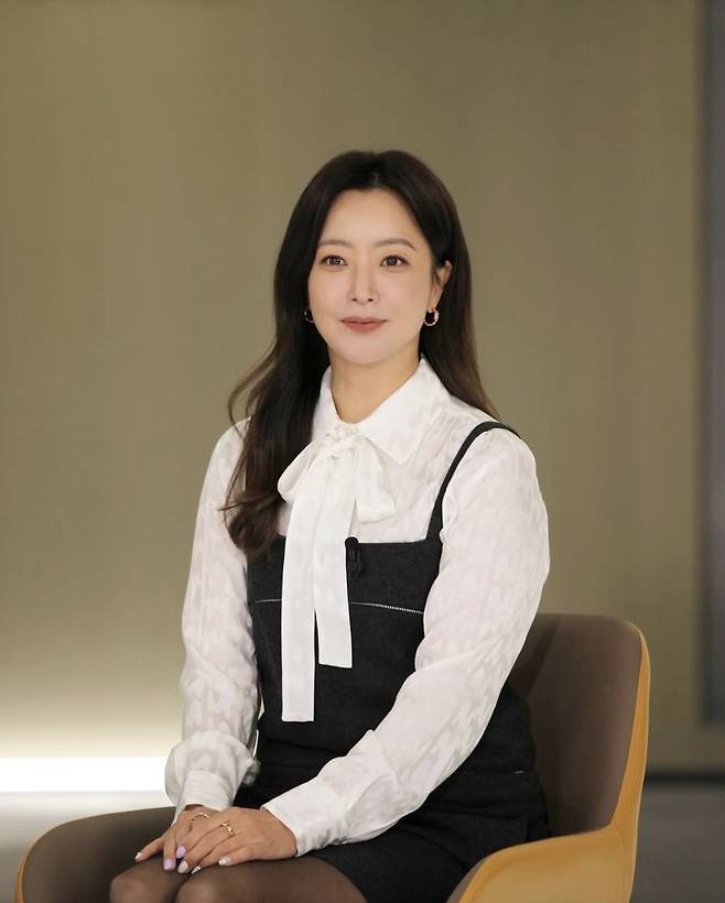 김희선 47세 맞아 뭘 입어도 태가 다른 리치맘 우아한 보타이 블라우스룩 뷰티는 내운명