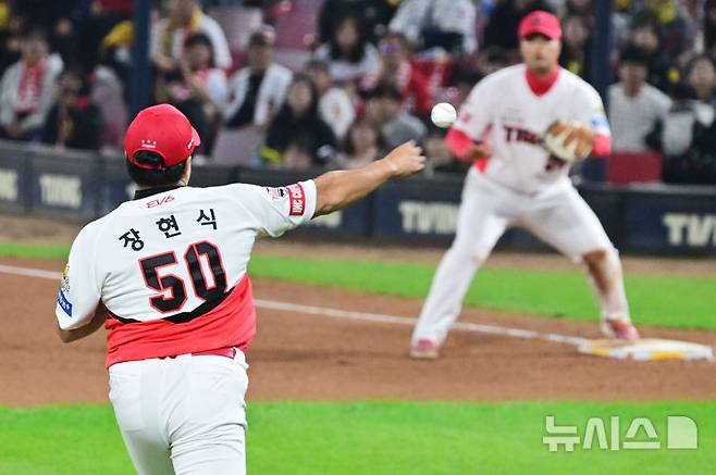 Lg 장현식 스프링캠프서 보행 도중 실족오른 발목 염좌 부상