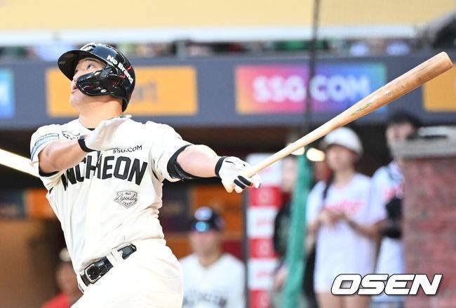 '연타석 2루타→연타석 홈런→캠프 MVP'까지...구원왕 출신 타자의 대반란, SSG 외야 판도 뒤집을까