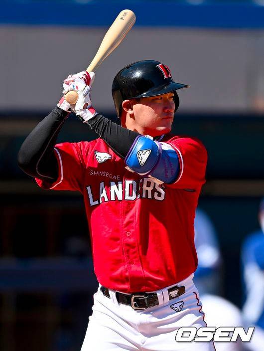 '연타석 2루타→연타석 홈런→캠프 MVP'까지...구원왕 출신 타자의 대반란, SSG 외야 판도 뒤집을까