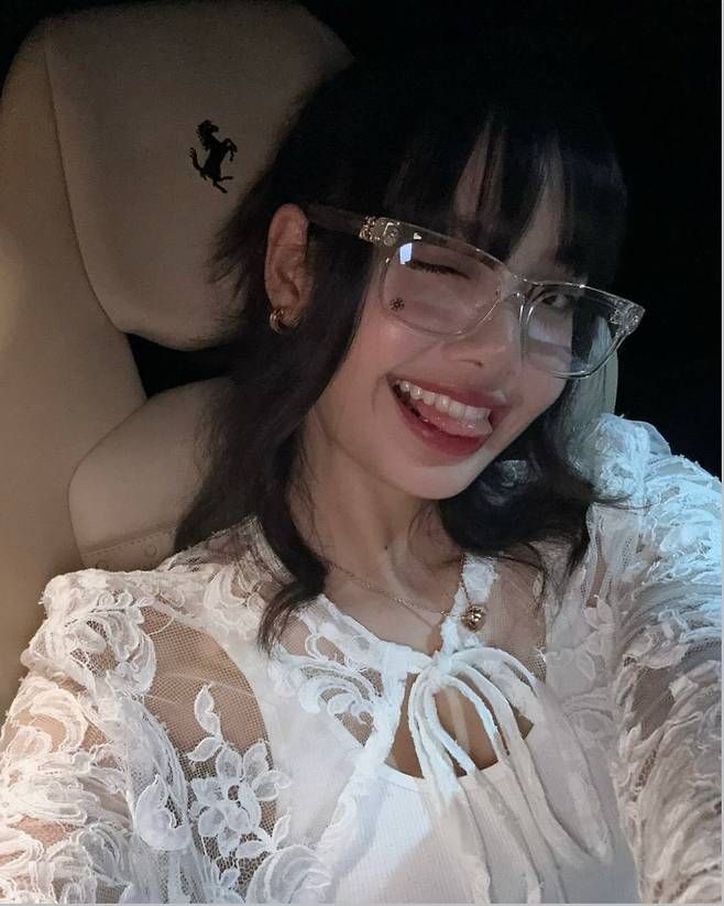 5억 페라리 두 대 뽑은 클라스가 다른 신인 여배우의 일상룩 투데이 셀럽패션