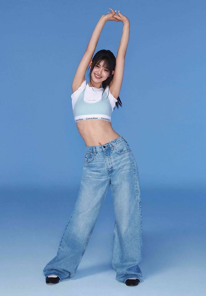 뉴진스 민지· 하니·다니엘·해린·혜인 청바지부터 청청까지 무한변주 데님핏 패션엔